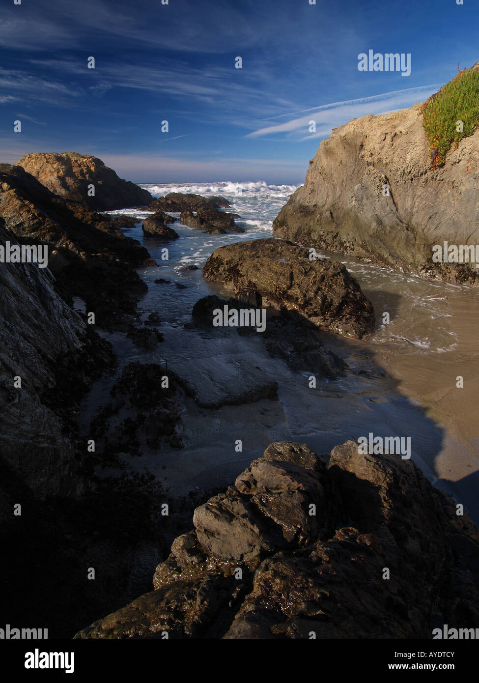 Waves on northern california sand hi-res stock photography and images ...