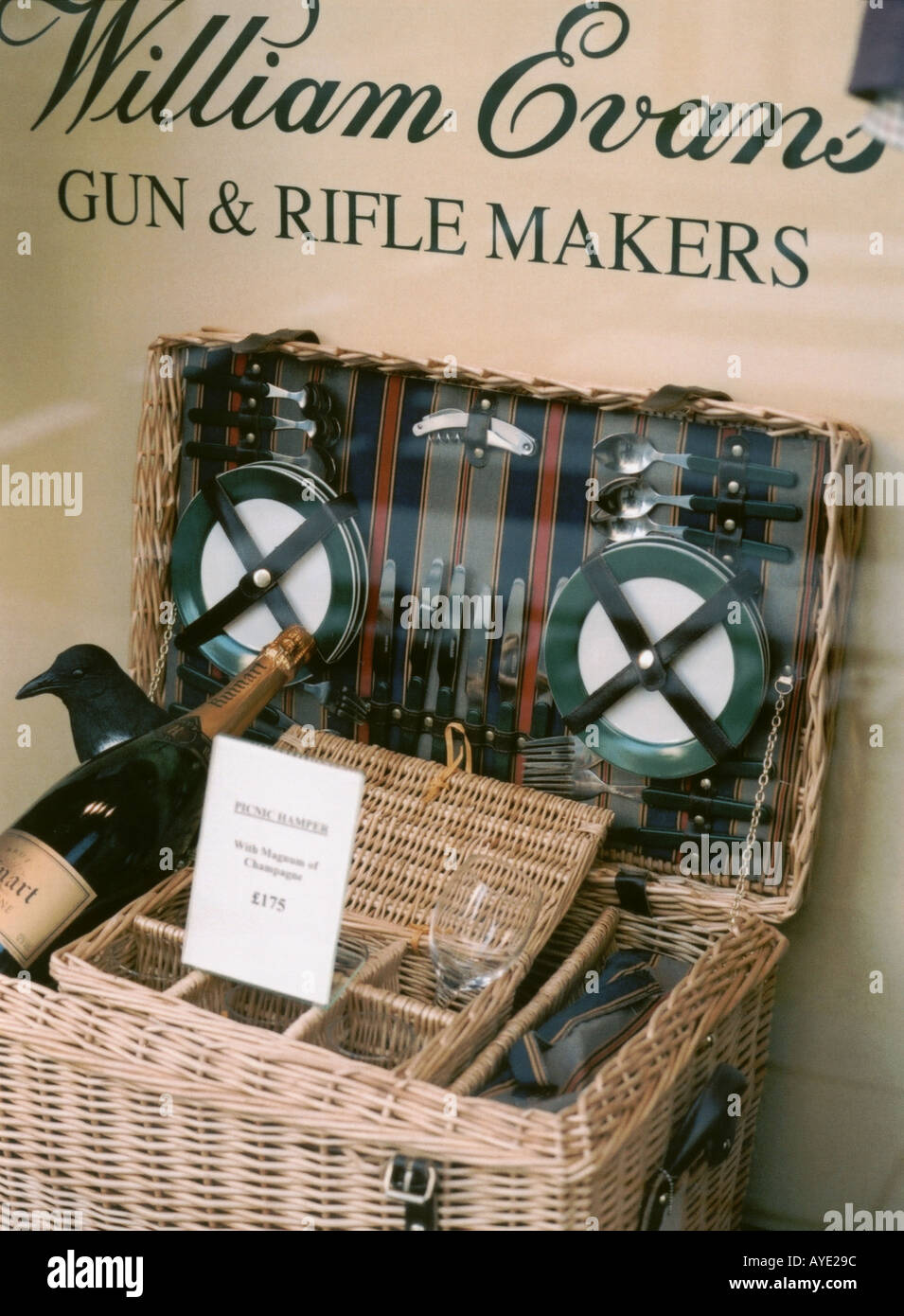 St james gun shop hi-res stock photography and images - Alamy