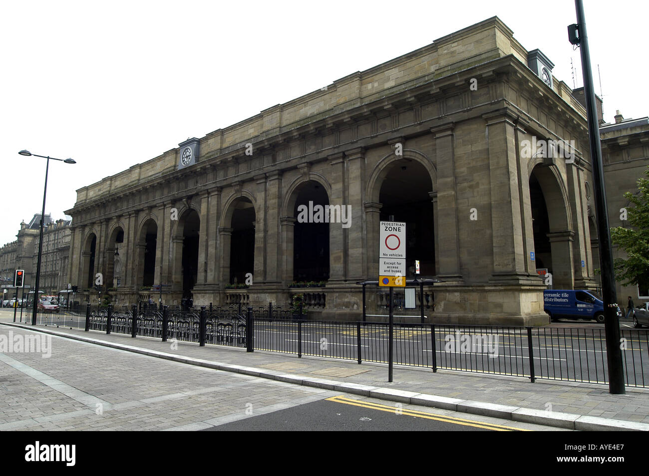 Newcastle railway station hi-res stock photography and images - Alamy