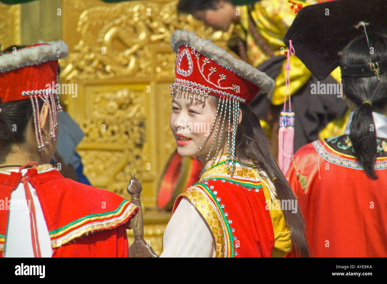 chinese girl in traditional clothes Stock Photo - Alamy