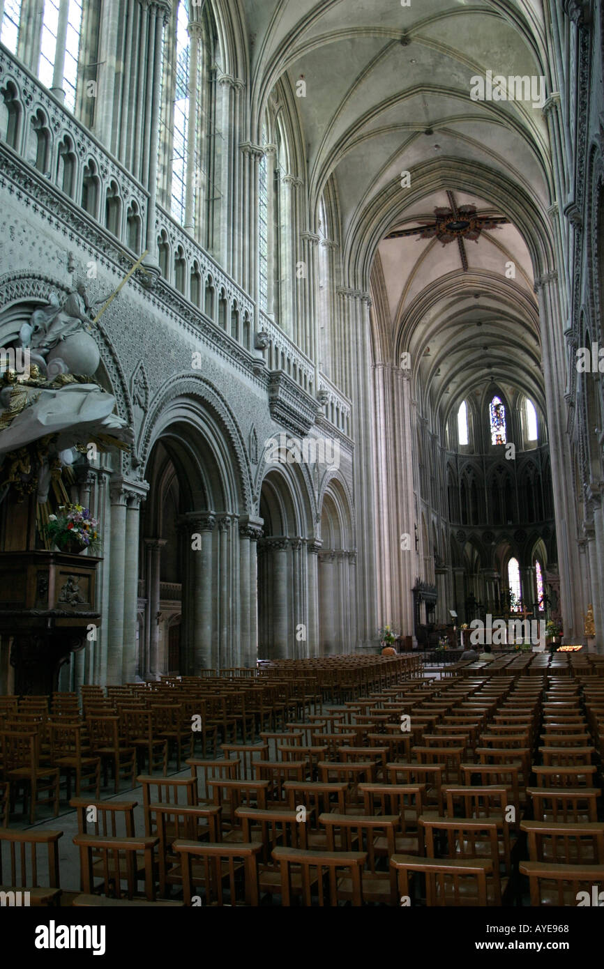 Inside notre dame cathedral hi-res stock photography and images - Alamy