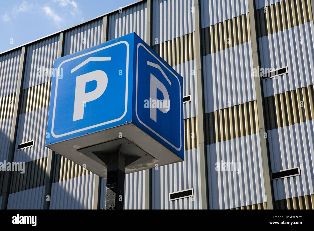 Parking lot sign hi-res stock photography and images - Alamy