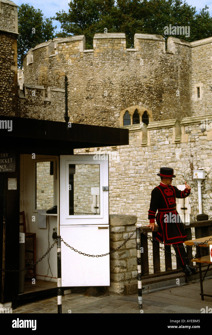 London England Tower Of London Beefeater Stock Photo - Alamy