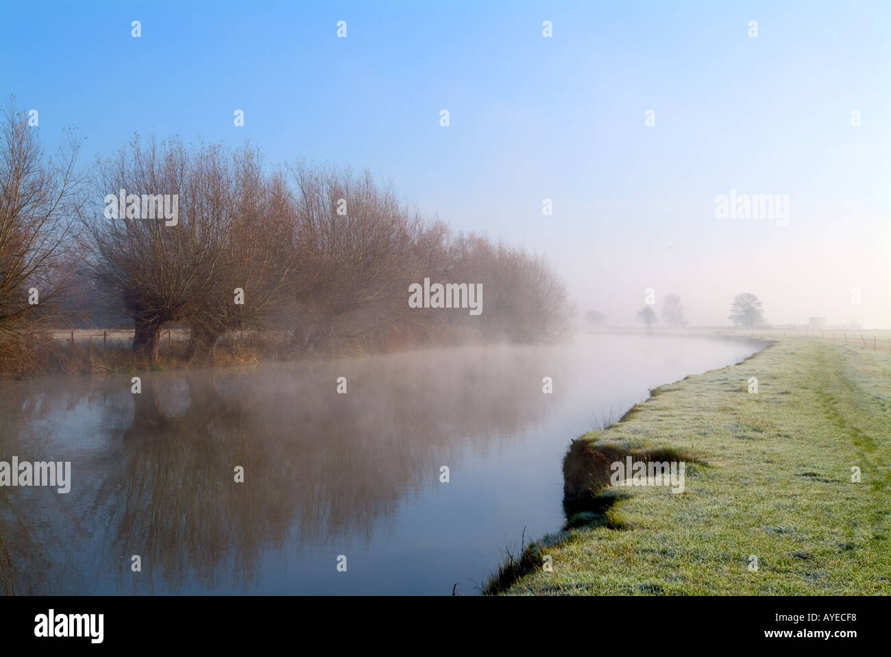 River thames in the mist hi-res stock photography and images - Alamy