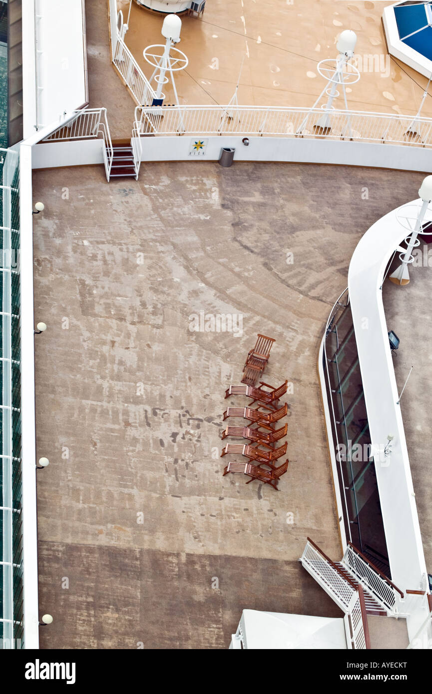 Titanic deck chair hi-res stock photography and images - Alamy