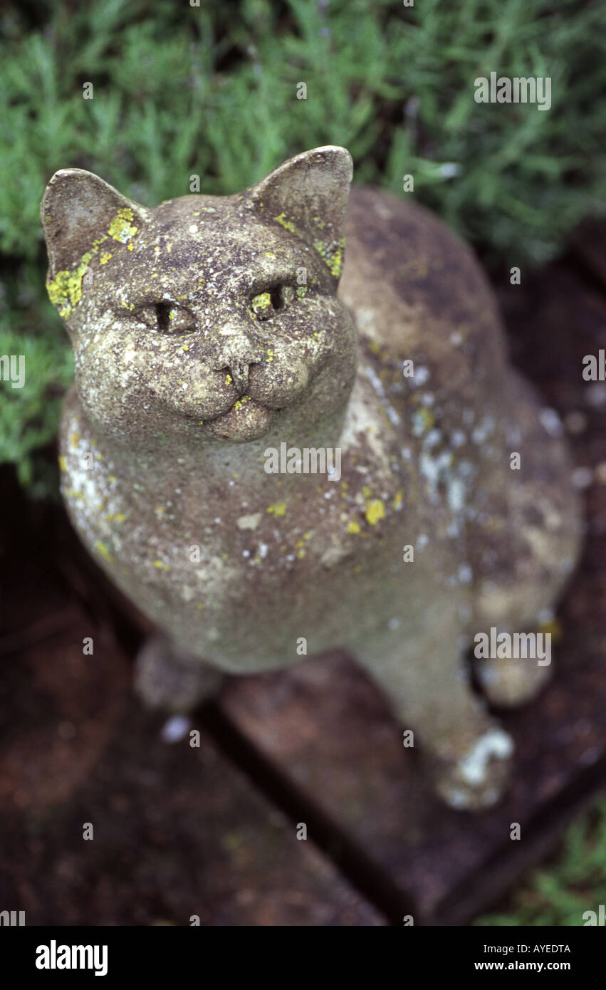 Stone statue of a cat Stock Photo - Alamy