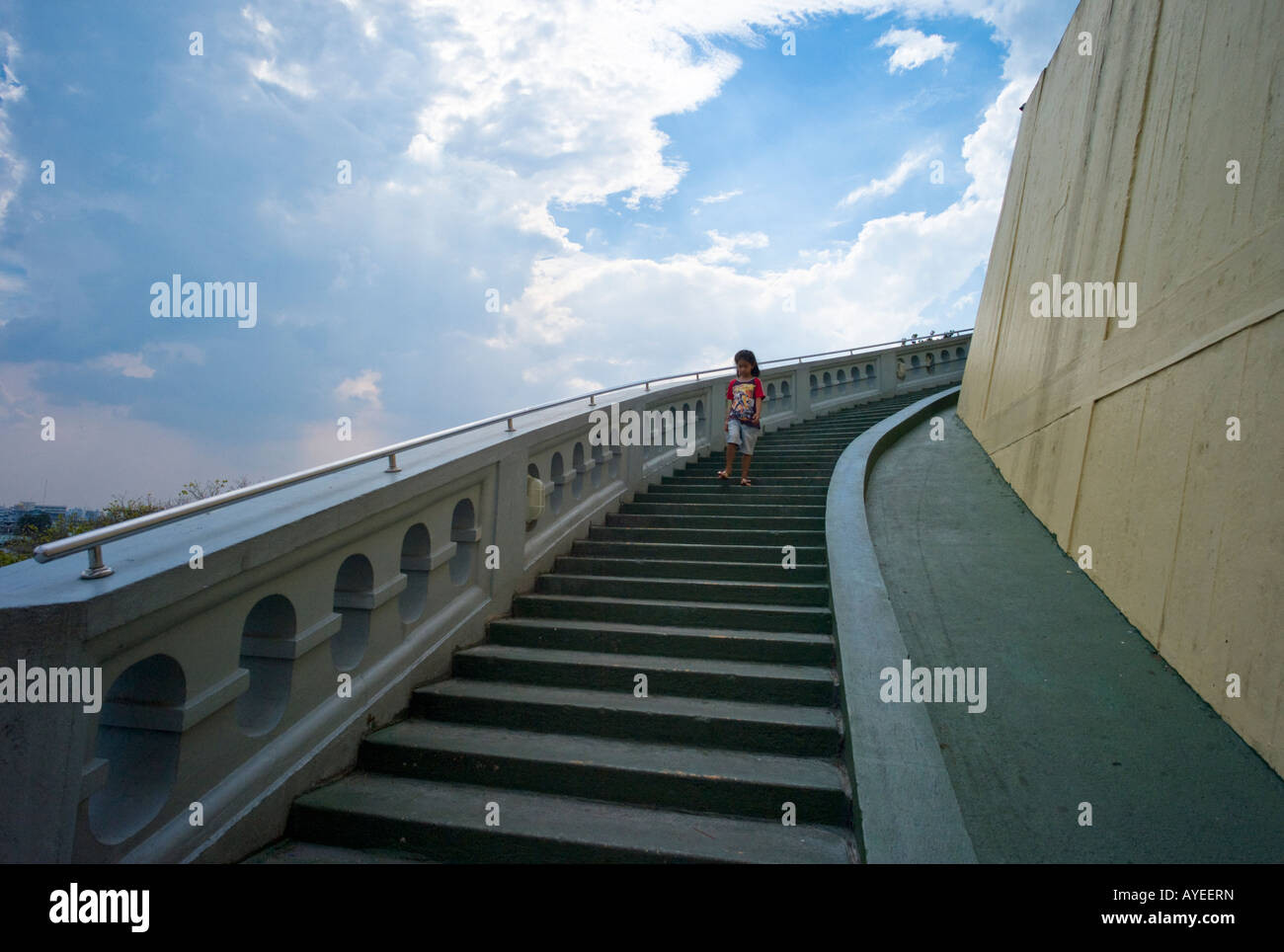 Buddhist monk praying wat saket hi-res stock photography and images - Alamy