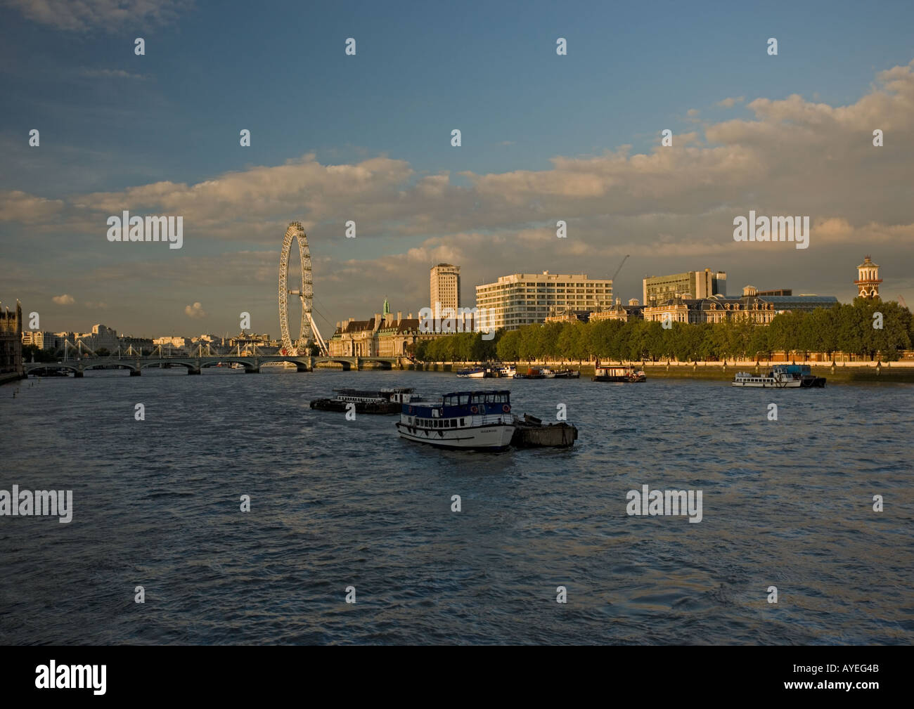 Looking across river thames hi-res stock photography and images - Alamy
