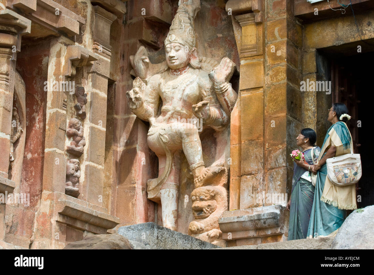 India sari woman temple hi-res stock photography and images - Alamy