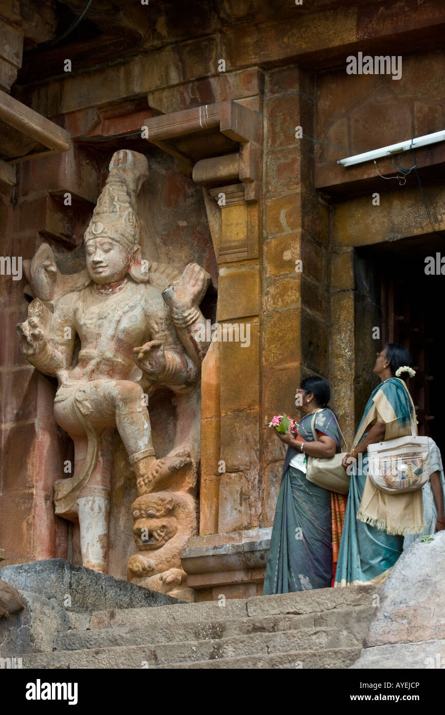 Women in front of a Statue at Brihadishwara Hindu Temple in Thanjavur ...