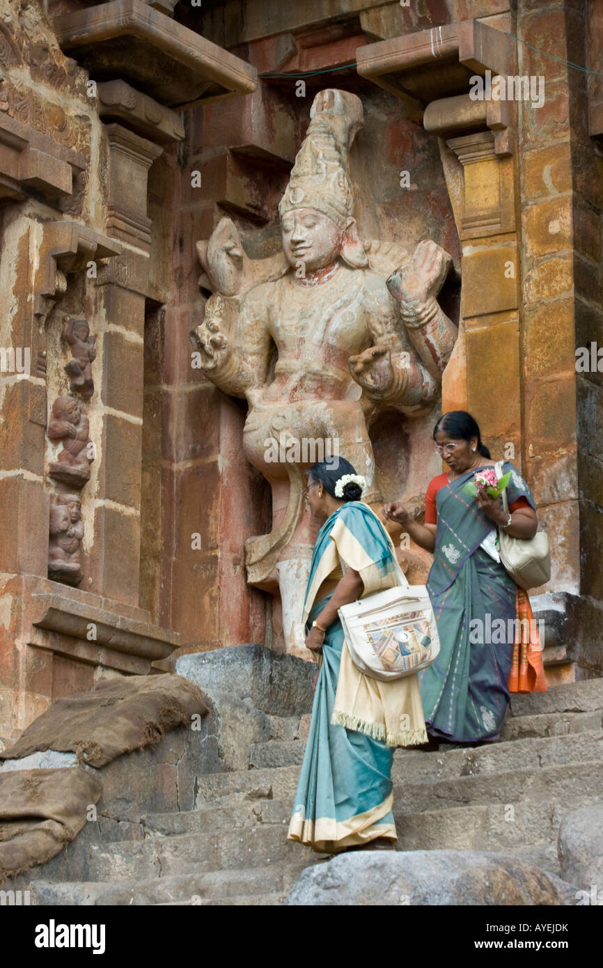 Women in front of a Statue at Brihadishwara Hindu Temple in Thanjavur ...