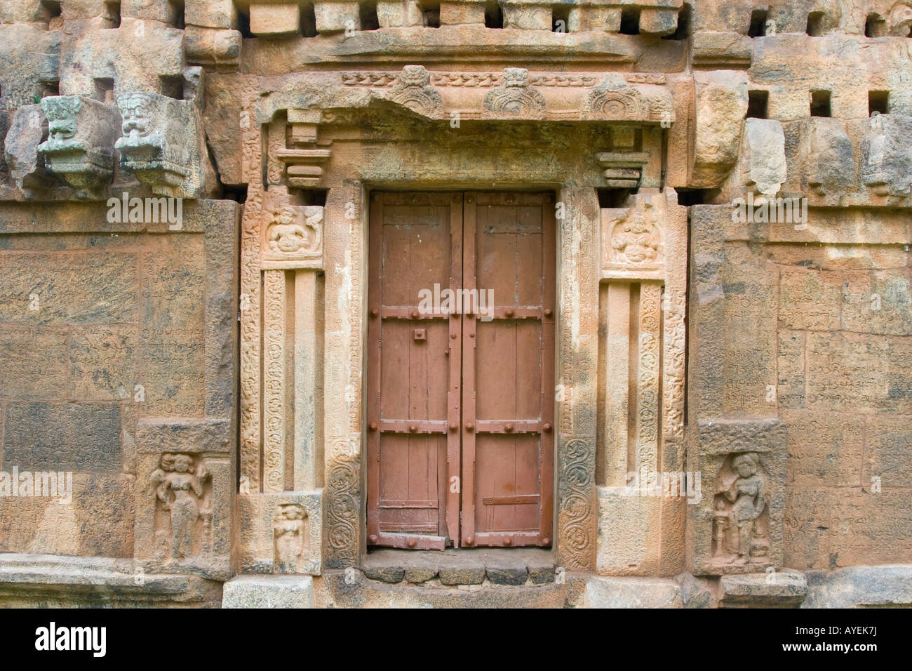 Hindu temple wall hi-res stock photography and images - Alamy