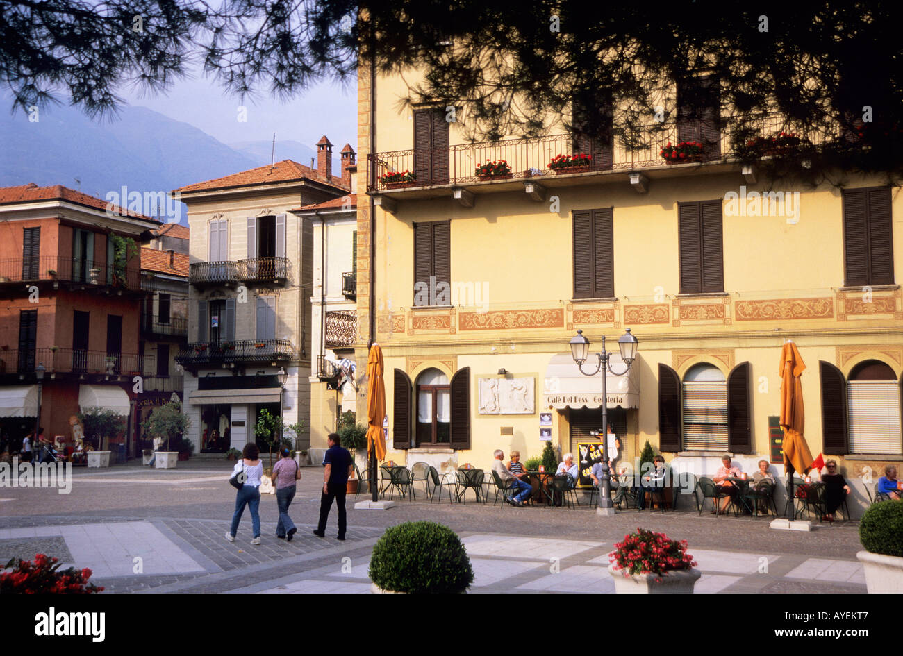 Cafe and Piazza Menaggio Lago di Como Stock Photo - Alamy
