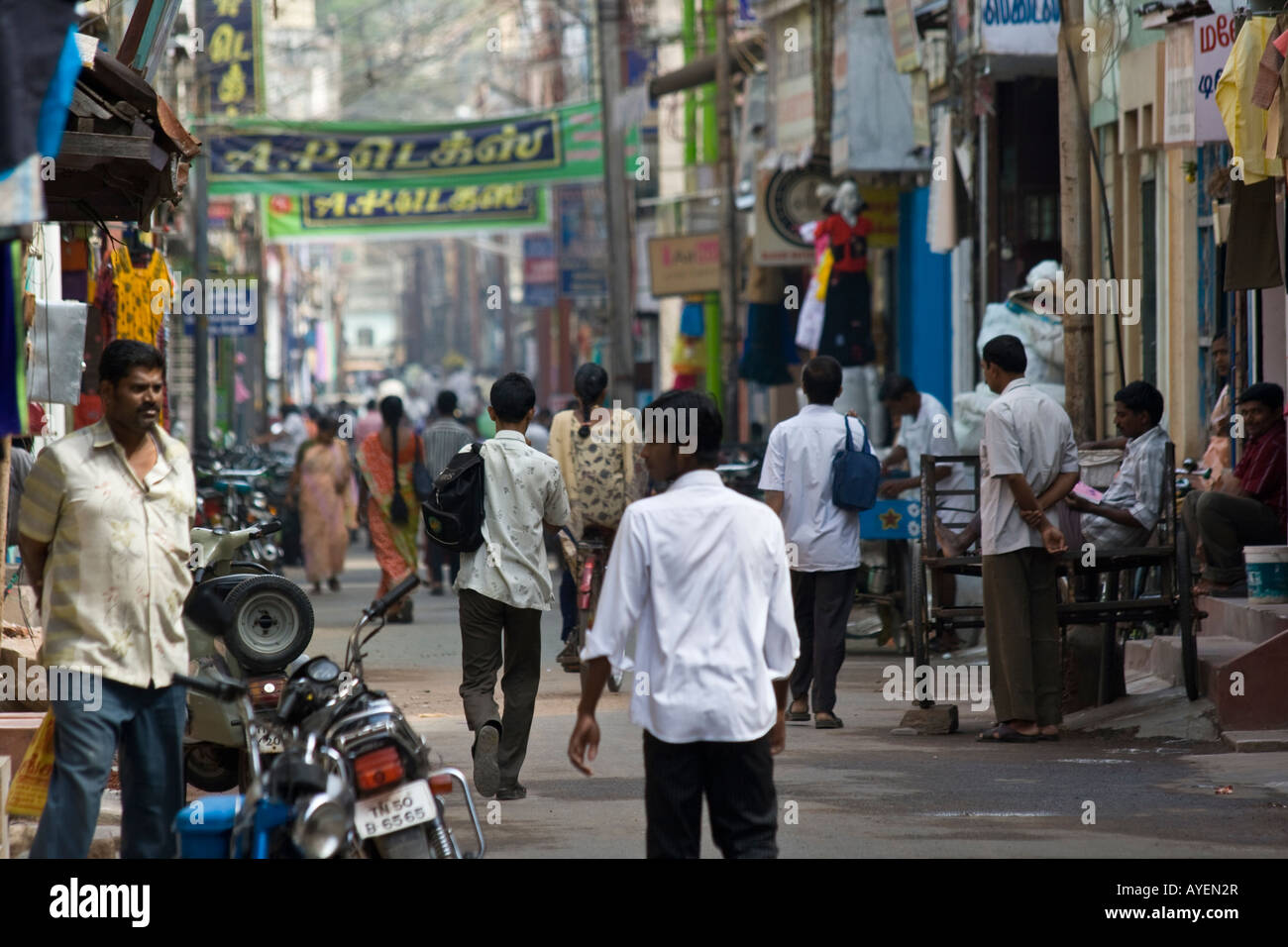 Indian road street scene hi-res stock photography and images - Alamy
