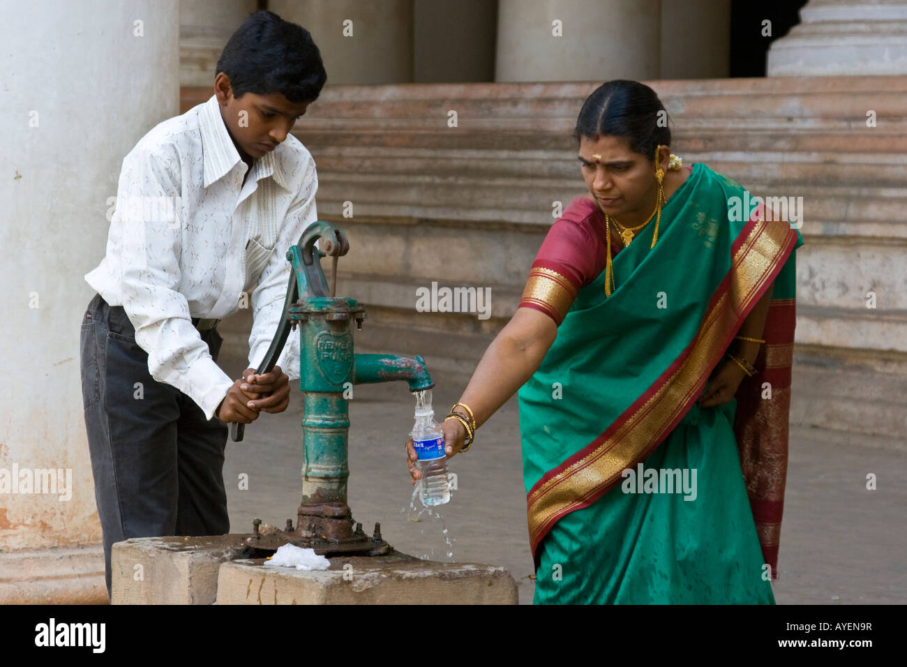 Indian woman clean drinking water hi-res stock photography and images ...