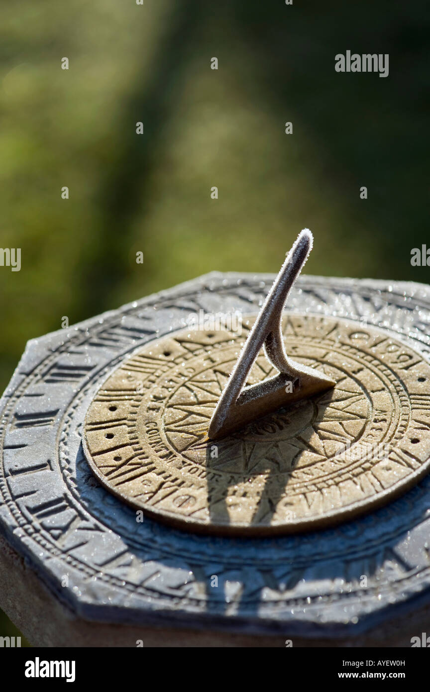Sundial shadow hi-res stock photography and images - Alamy