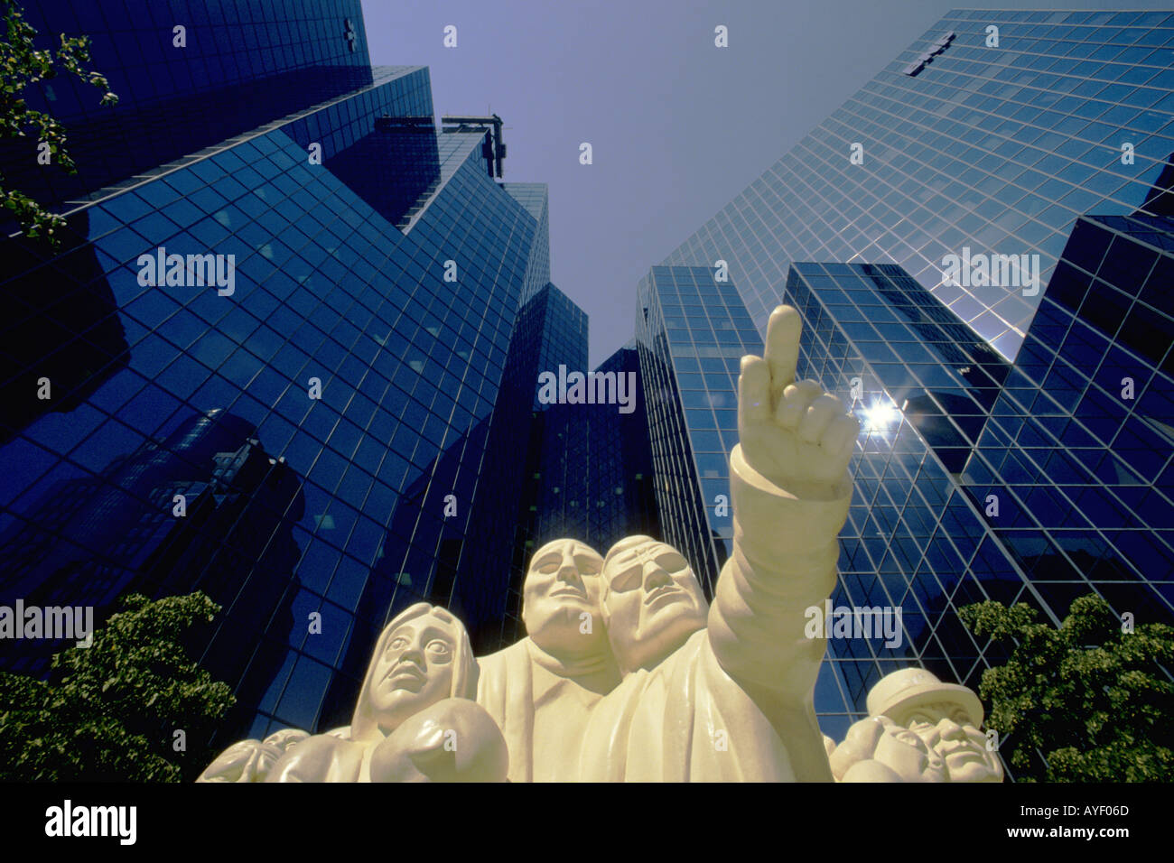The illuminated crowd statue hi-res stock photography and images - Alamy