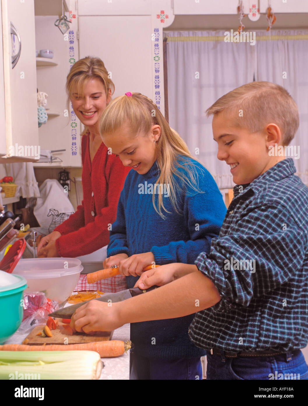 Children helping mom in kitchen hi-res stock photography and images - Alamy