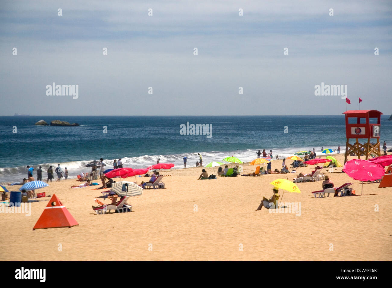 Beach scene at Renaca on the Pacific Ocean in Chile Stock Photo - Alamy