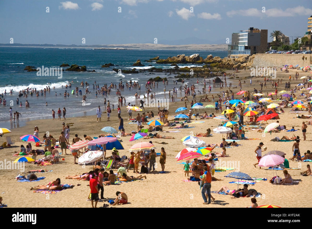 Crowded beach scene hi-res stock photography and images - Alamy