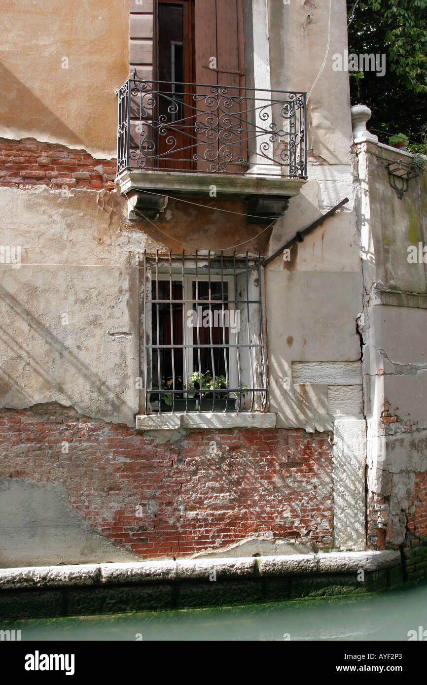 VENICE Italy Ancient walls in a crumbling Venice Stock Photo - Alamy