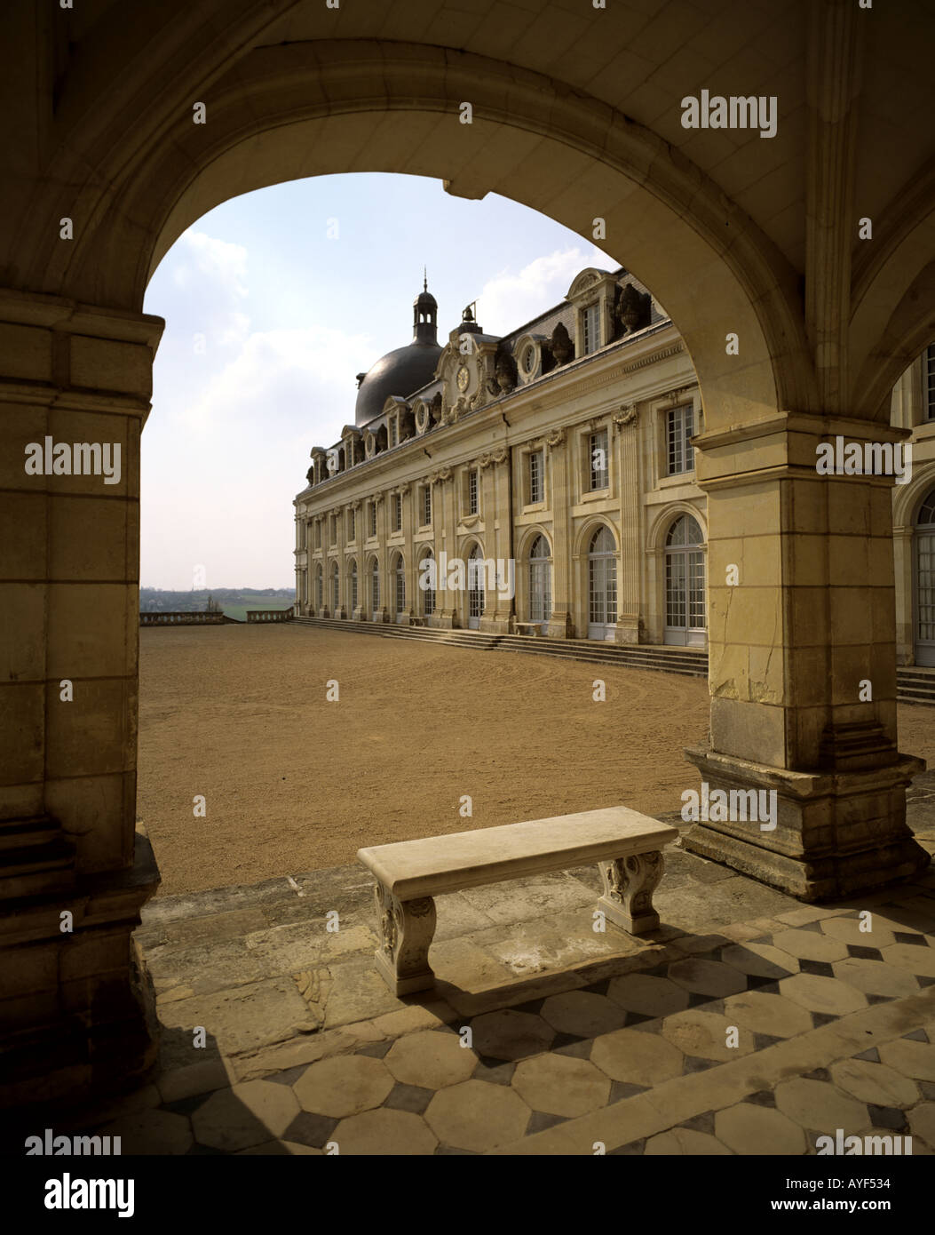 Courtyard in chateau de hi-res stock photography and images - Alamy