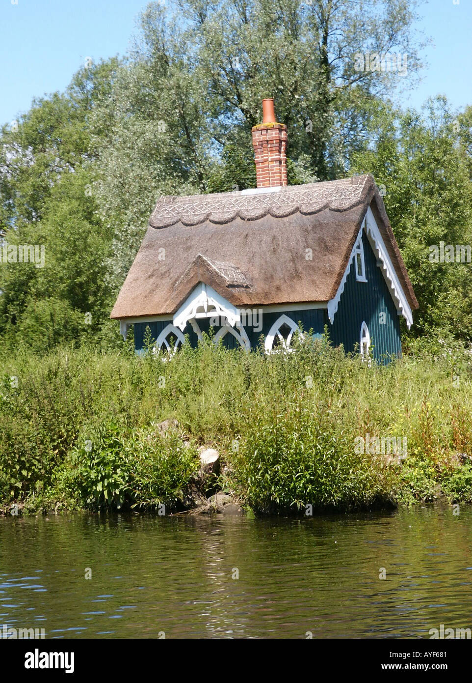 Thatched Cottage along The Norfolk Broads River Yare Norwich Norfolk ...