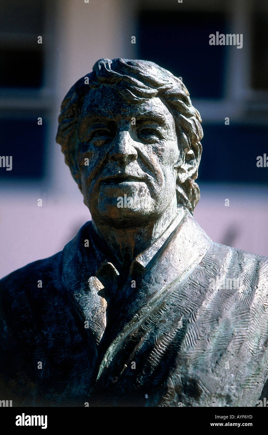 Statue of Sir Edmund Hillary in Orewa Stock Photo - Alamy