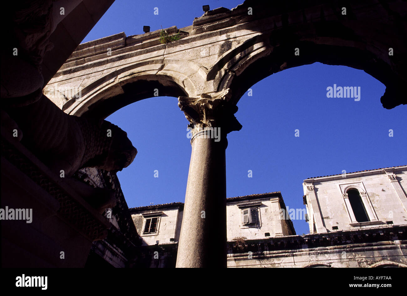 Rounded roman arch hi-res stock photography and images - Alamy