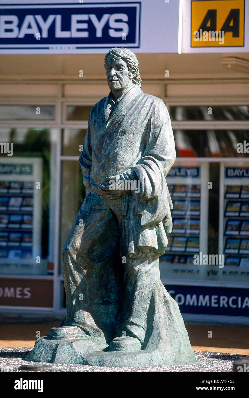Statue of Sir Edmund Hillary in Orewa Stock Photo - Alamy