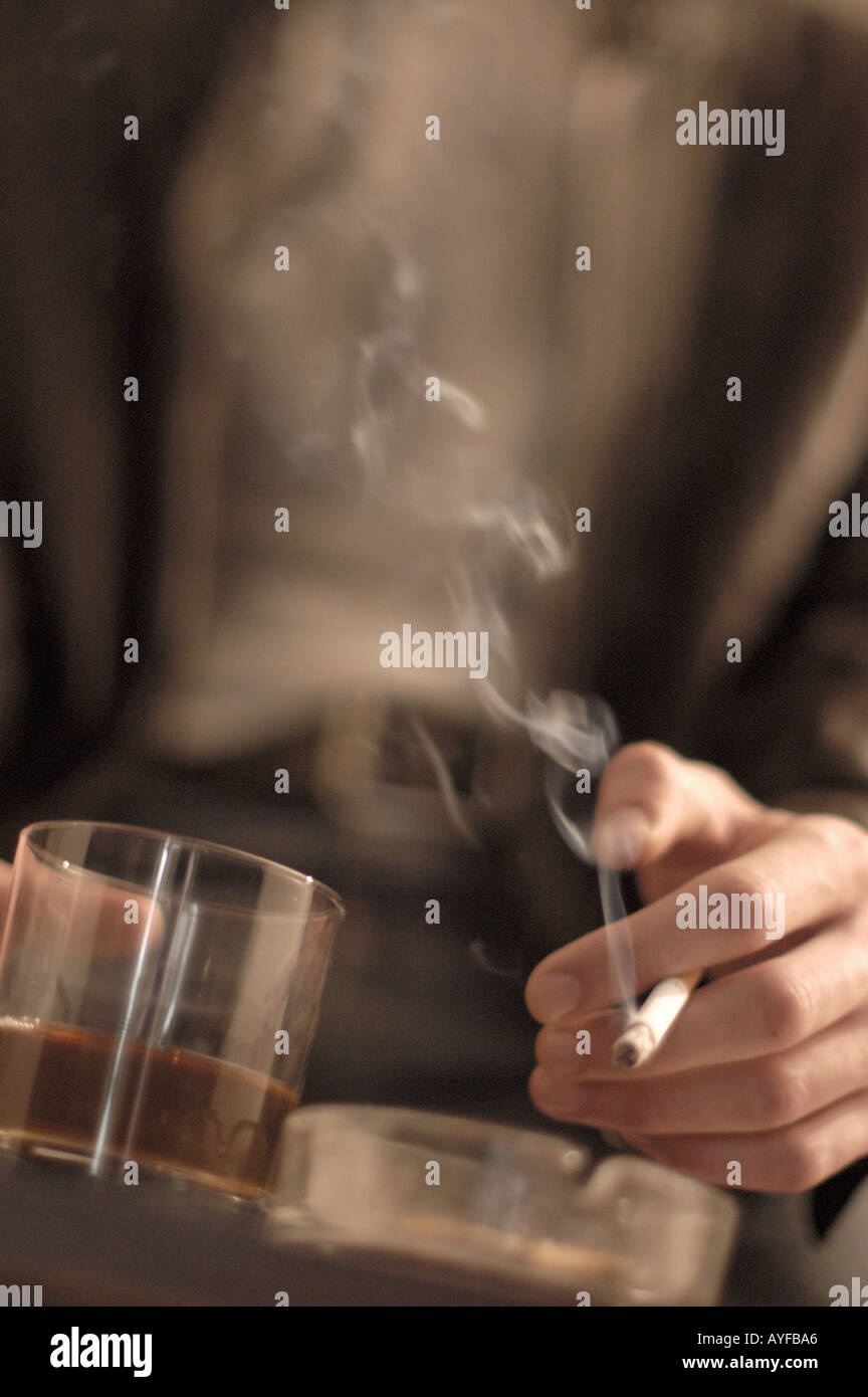 Teens smoking hi-res stock photography and images - Alamy