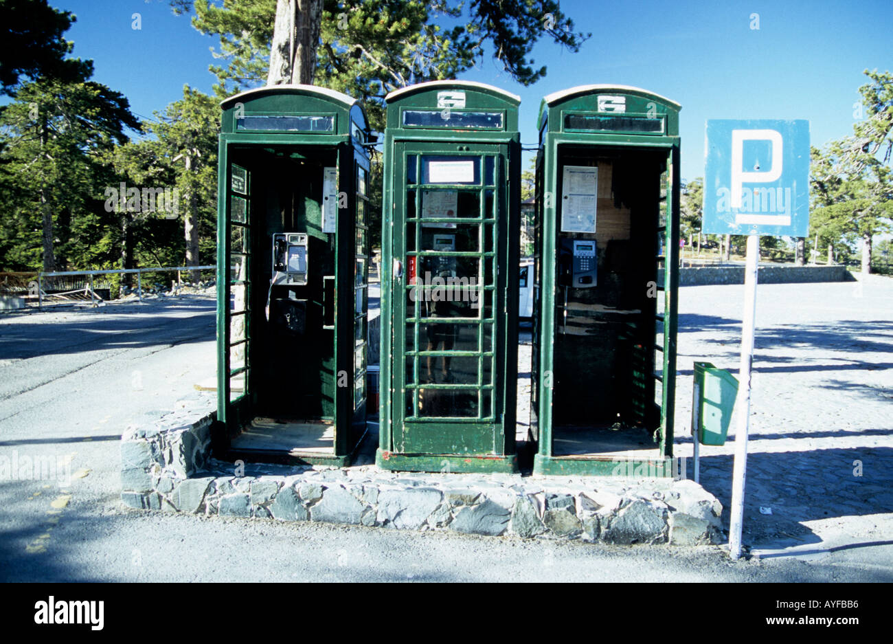 Green telephone boxes hi-res stock photography and images - Alamy