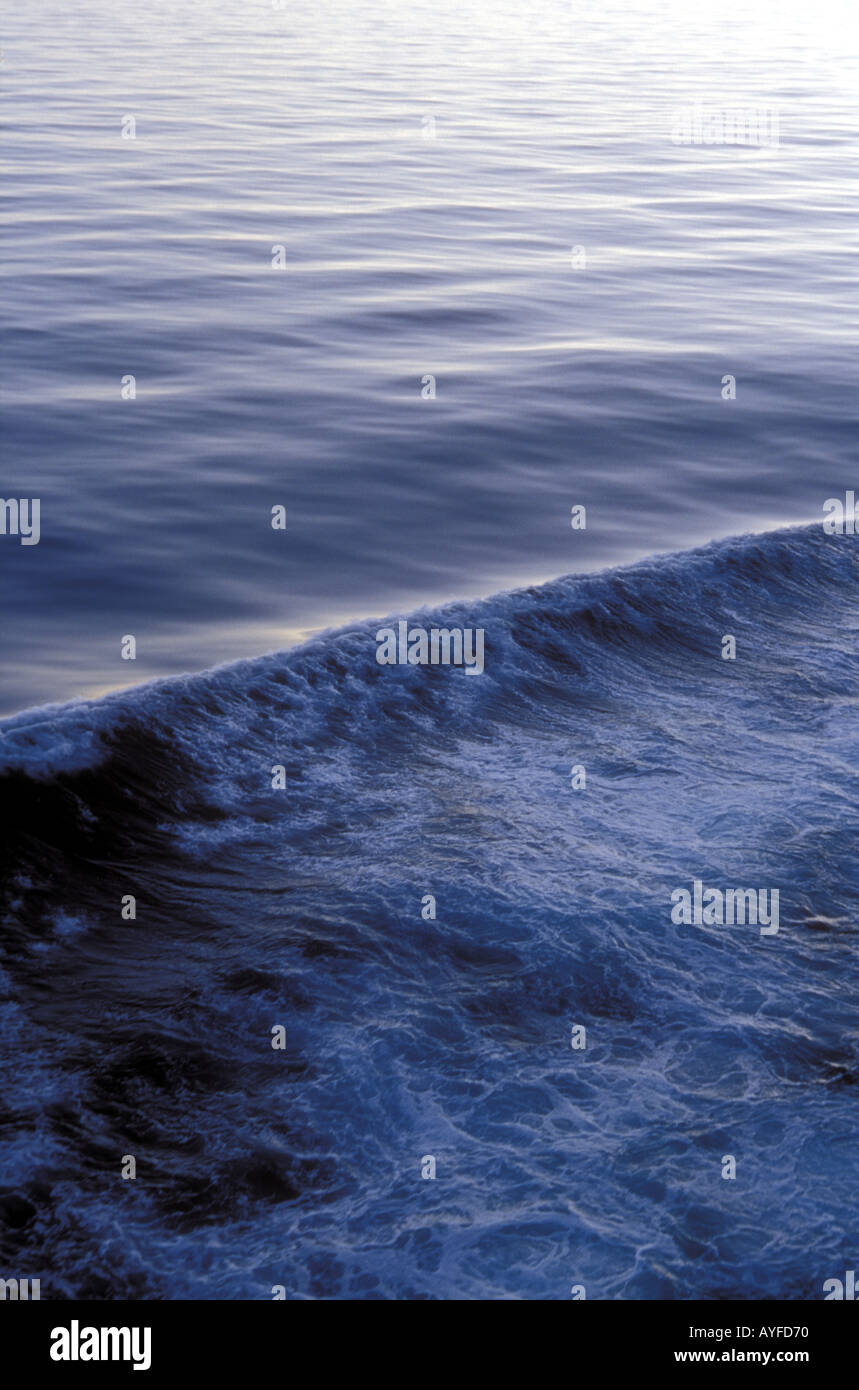 Ships bow wave hi-res stock photography and images - Alamy