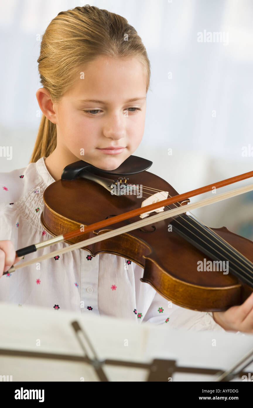 Girl playing violin Stock Photo - Alamy