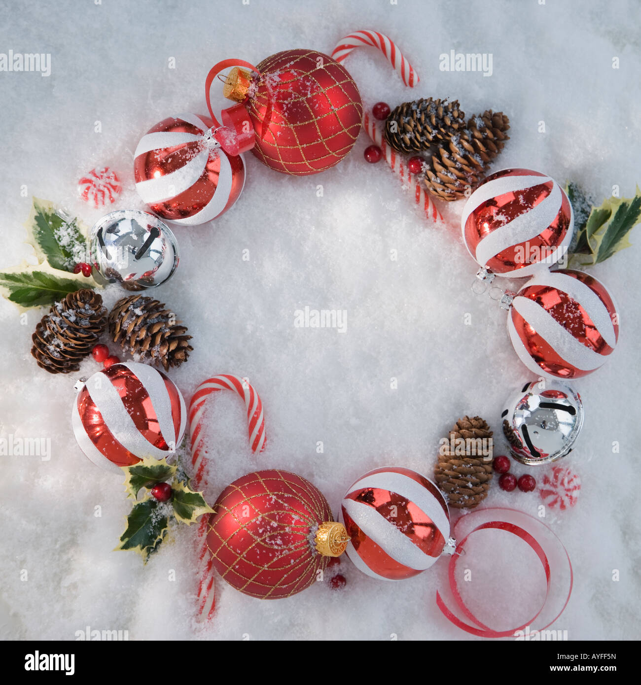 Holly wreath snow hi-res stock photography and images - Alamy