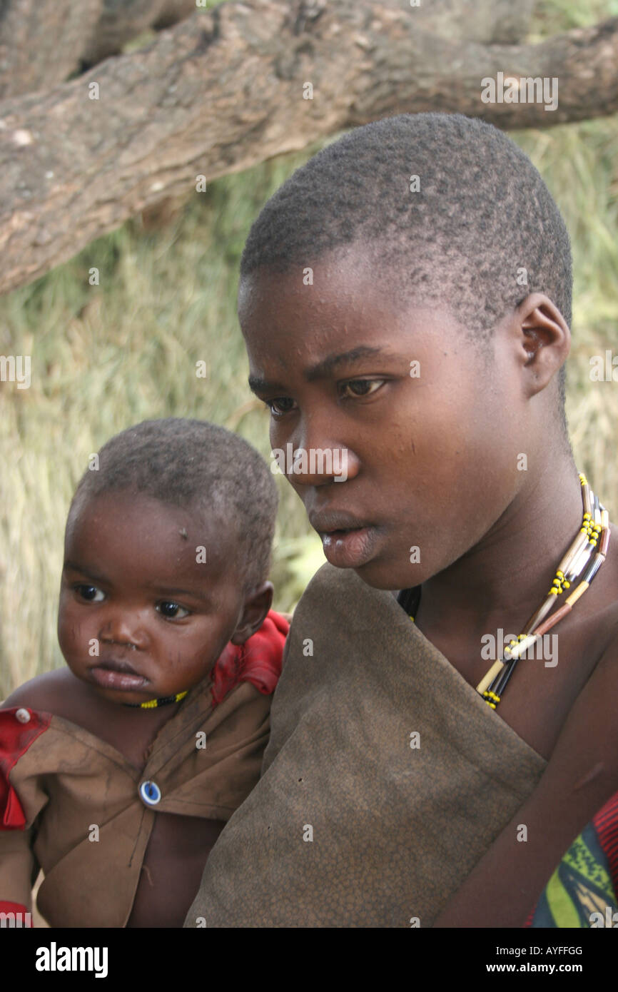 Woman hadza tribe lake eyasi hi-res stock photography and images - Alamy