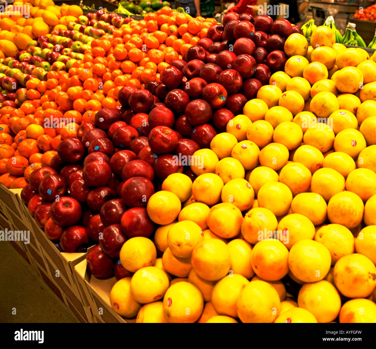 Stacked fruit stand hi-res stock photography and images - Alamy