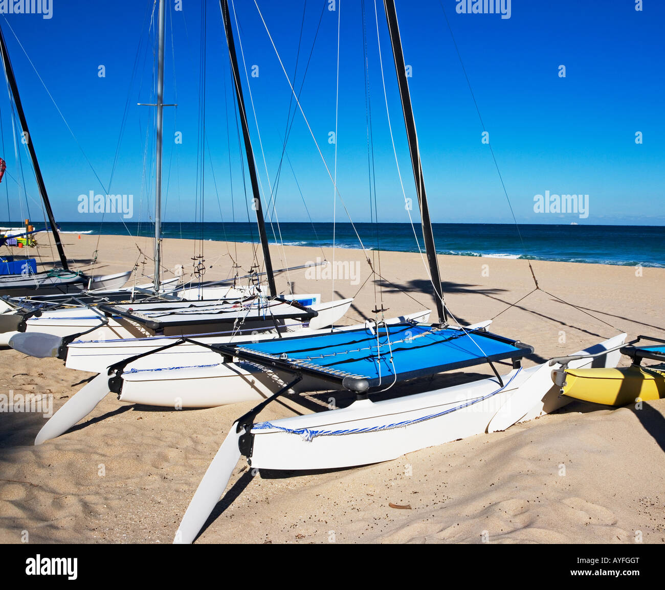 Boats on a beach hi-res stock photography and images - Alamy
