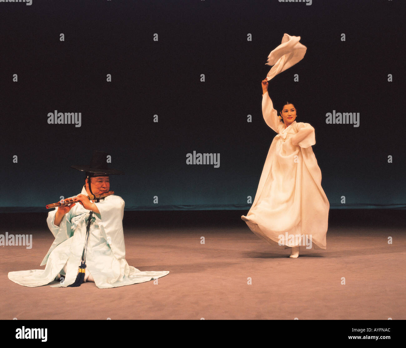 Korean Traditional Dance Stock Photo - Alamy