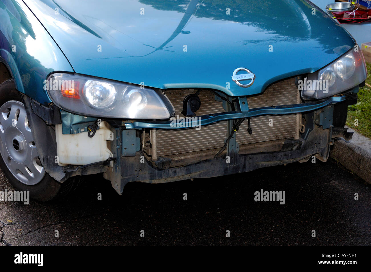Crash damaged cars hi-res stock photography and images - Alamy
