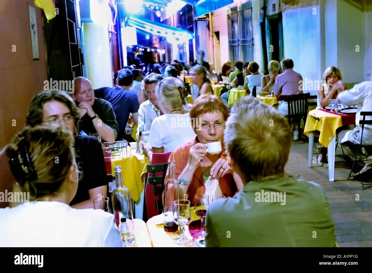 Dinner adults crowd friends night late hi-res stock photography and ...