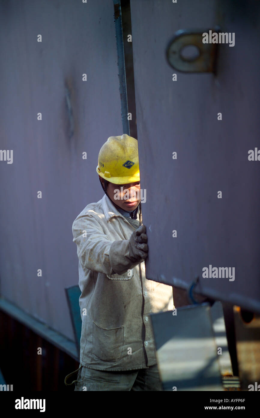 Shipbuilder at Chengxi Shipyard, Jiangyin City, China Stock Photo - Alamy