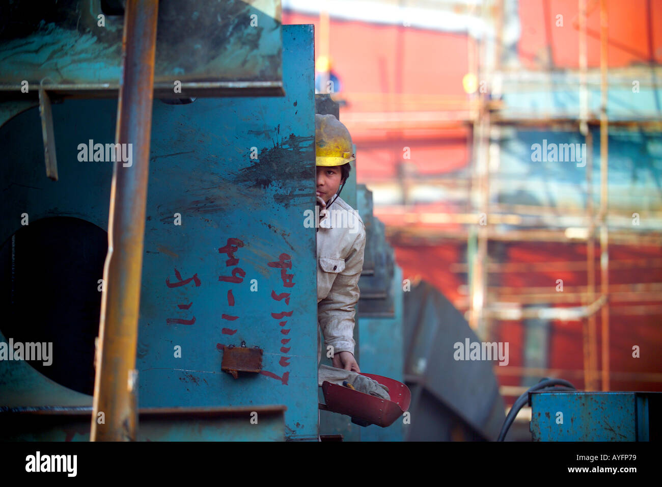 Shipbuilder at Chengxi Shipyard, Jiangyin City, China Stock Photo - Alamy