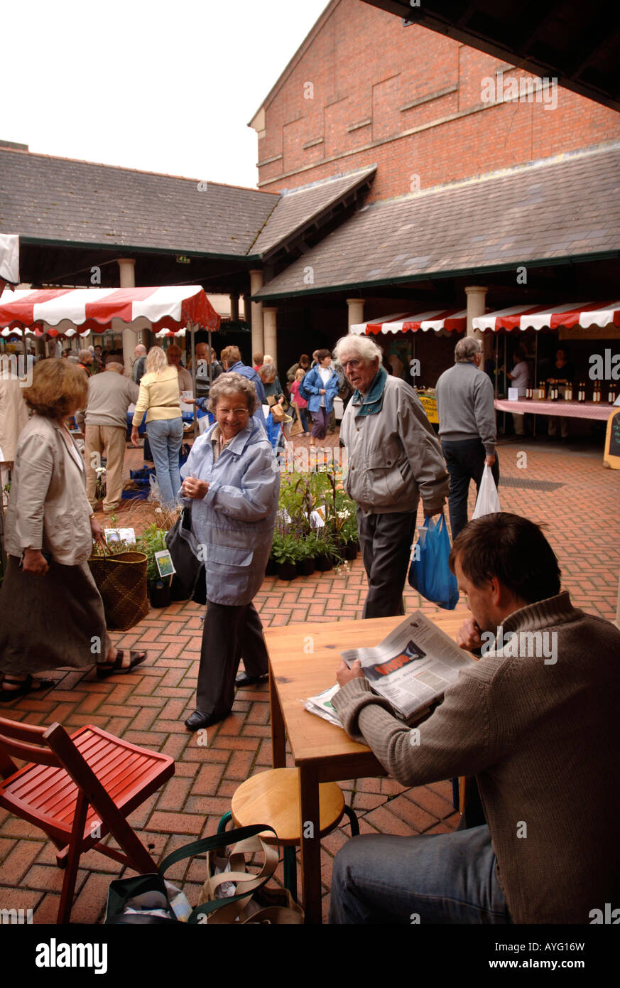 THE FARMERS MARKET IN STROUD GLOUCESTERSHIRE UK Stock Photo - Alamy