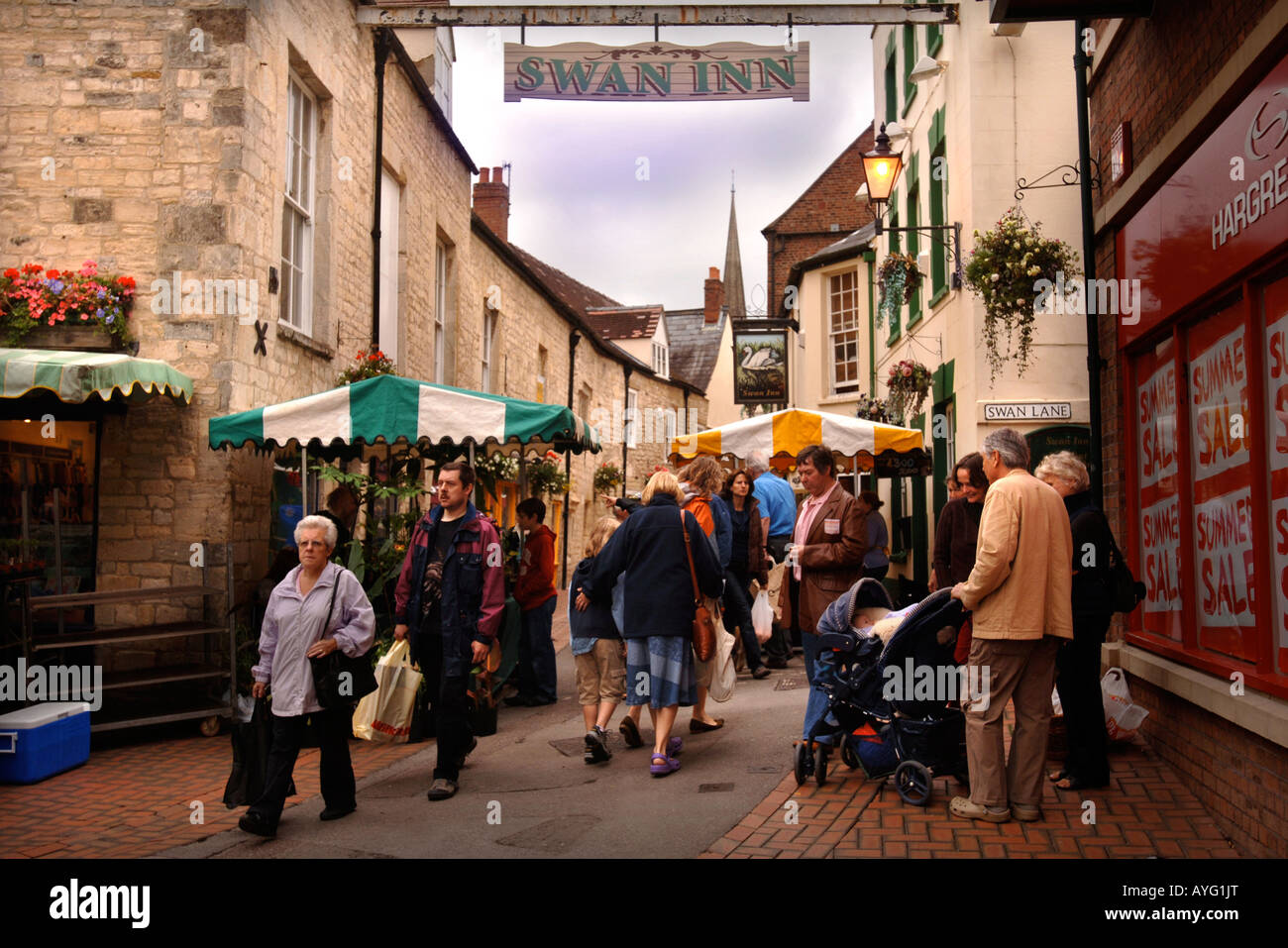 THE FARMERS MARKET NEAR THE SWAN INN IN STROUD GLOUCESTERSHIRE UK Stock ...