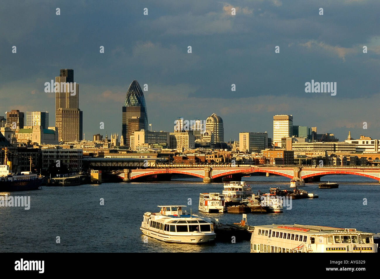 city of london river thames daytime england uk Stock Photo - Alamy