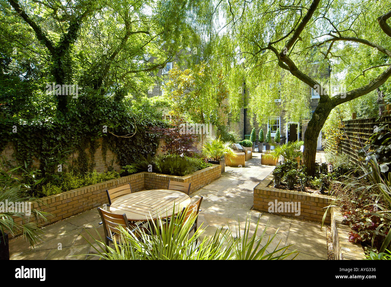 typical garden england uk Stock Photo - Alamy