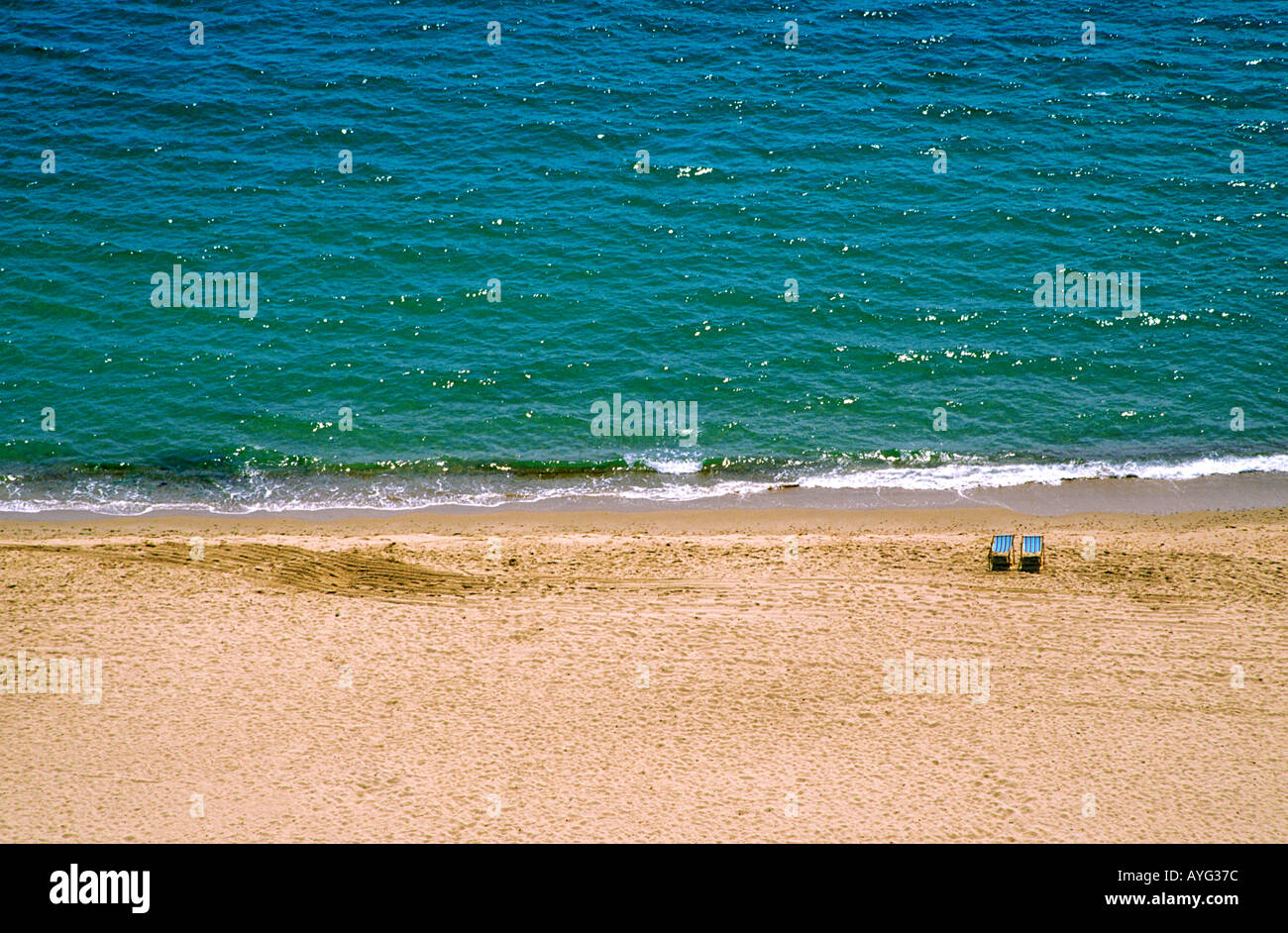 Empty sandy beach sea hi-res stock photography and images - Alamy