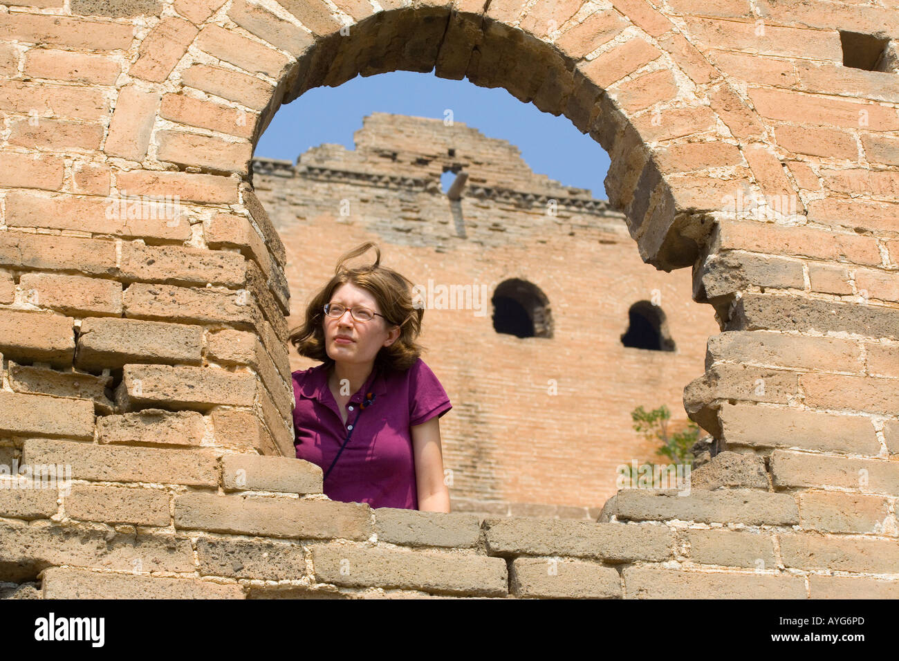 Tourist looking through a Tower Window, Great Wall of China Stock Photo ...