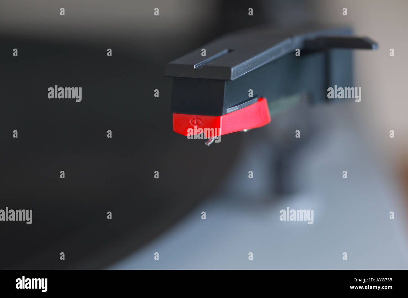 England, UK. Vintage record player needle above a vinyl LP record Stock ...